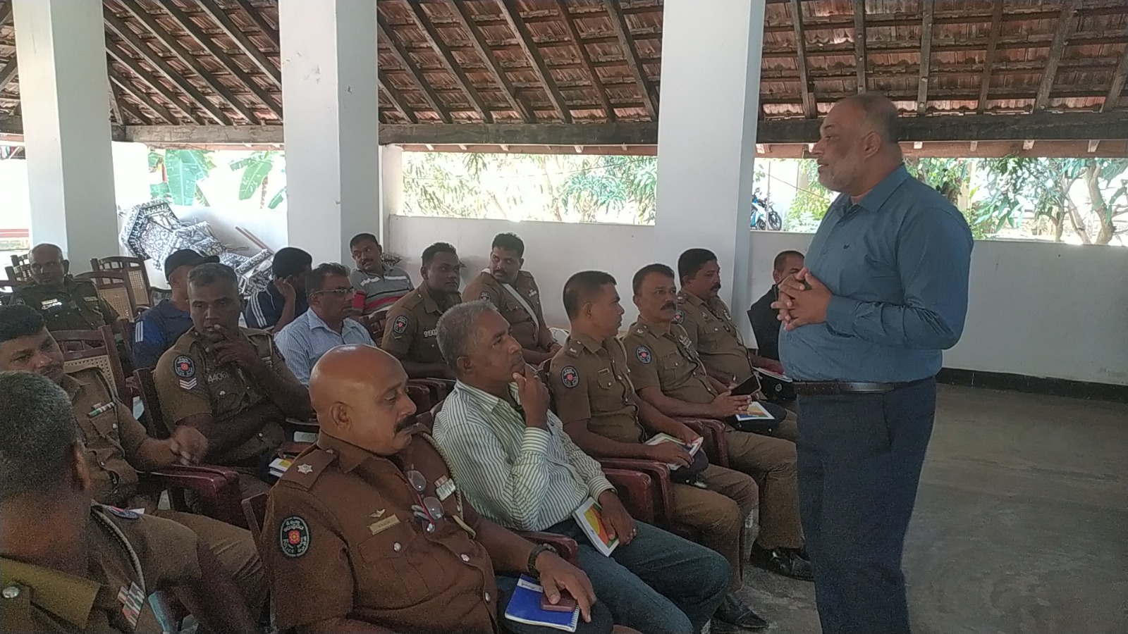 புலனாய்வு மற்றும் விசாரணைகளின் போது பொலிசார் பொதுமக்களை ...